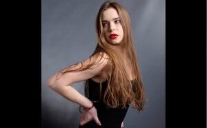 Looking Over the Shoulder Pose Explained - How to Pose Shoulders